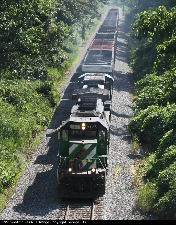 HLCX 7176 and train D732